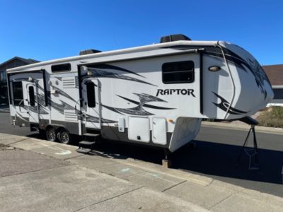 2013 Keystone Raptor 310 5th wheel Toy Hauler (1328474) – JJ Kane Auctions