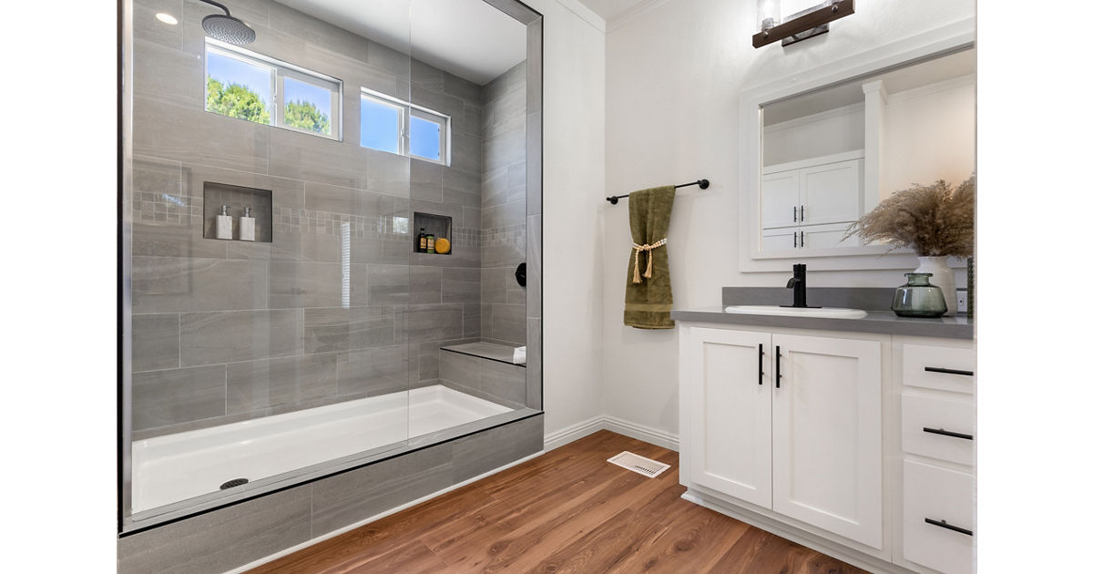 6 Standout Showers in Manufactured Homes You NEED to See! | Champion Homes
