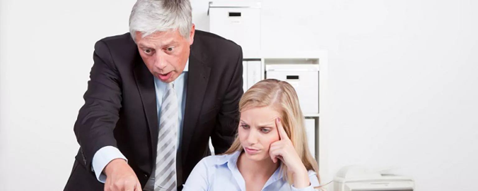 Totale Kontrolle: Wie man mit pedantischen Chefs umgeht