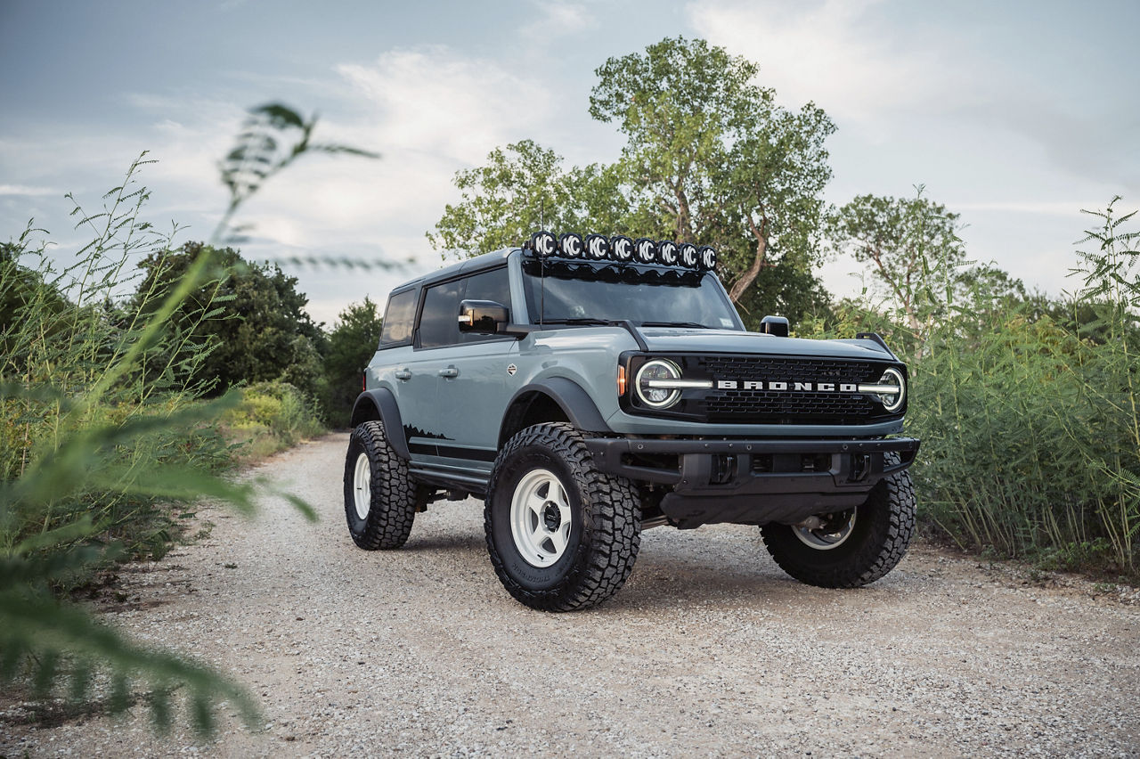 2022 Ford Bronco - KMC LOBO - White | KMC Wheels