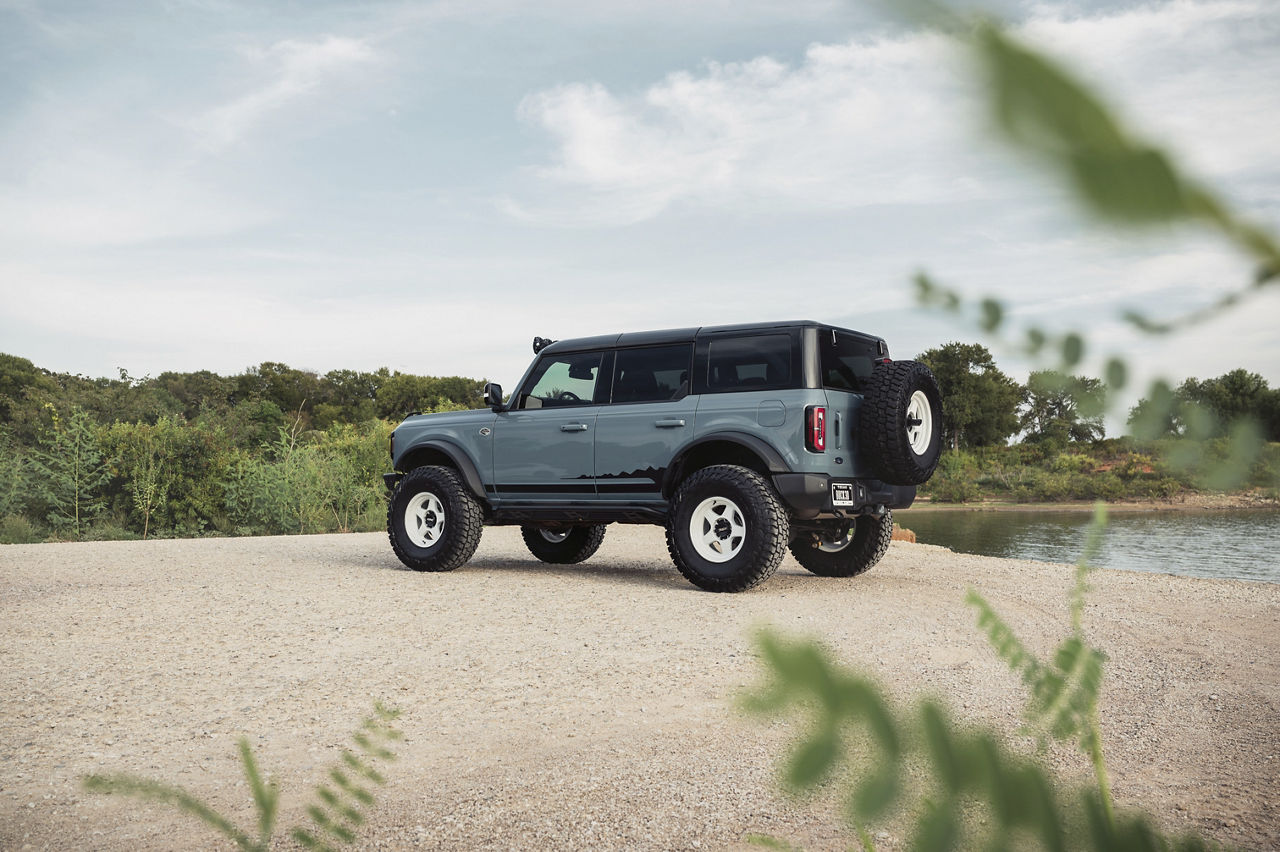 2022 Ford Bronco - KMC LOBO - White | KMC Wheels